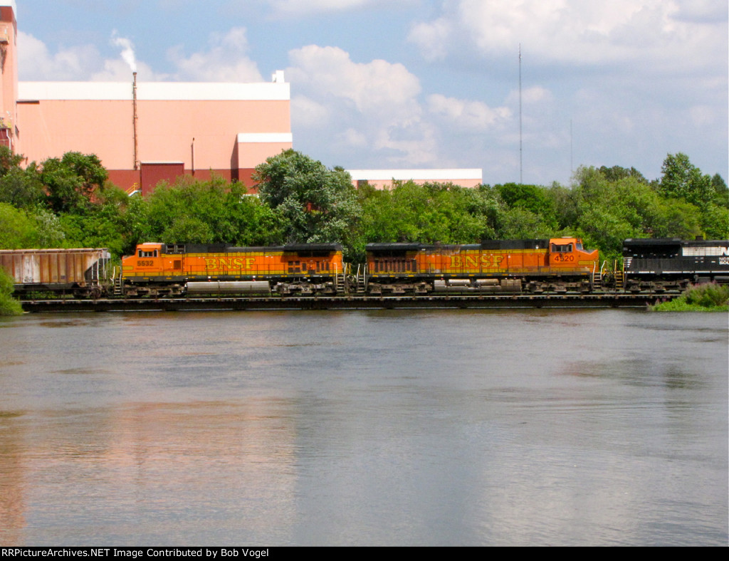 BNSF 4520 and 5532